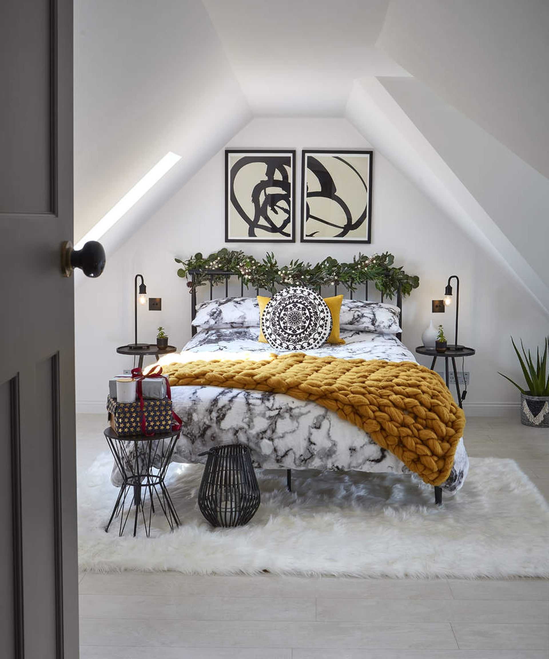 Small bedroom lighting ideas – 12 ways to light up tiny rooms | Real Homes