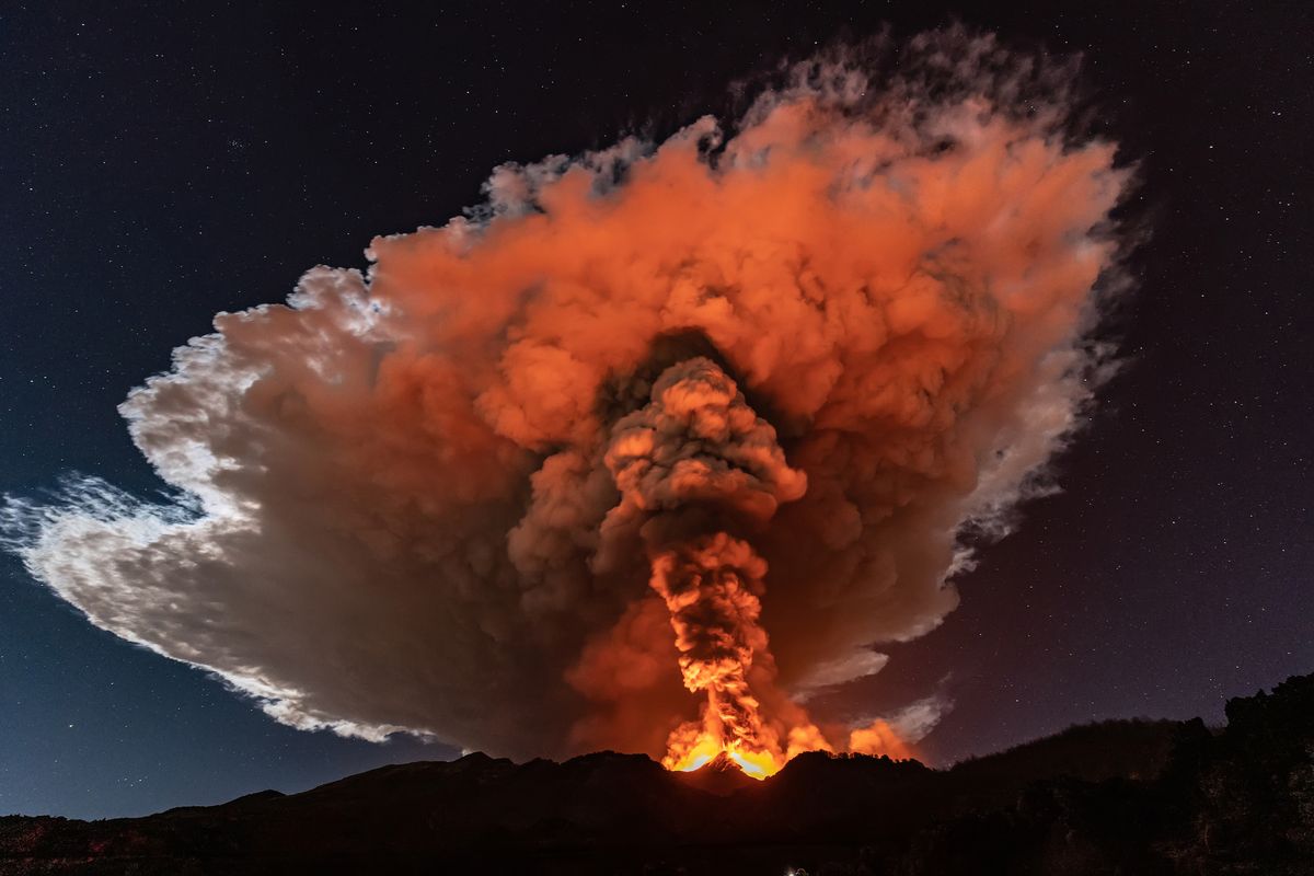 Oozing tendrils of lava spew from Mount Etna in spectacular nighttime ...