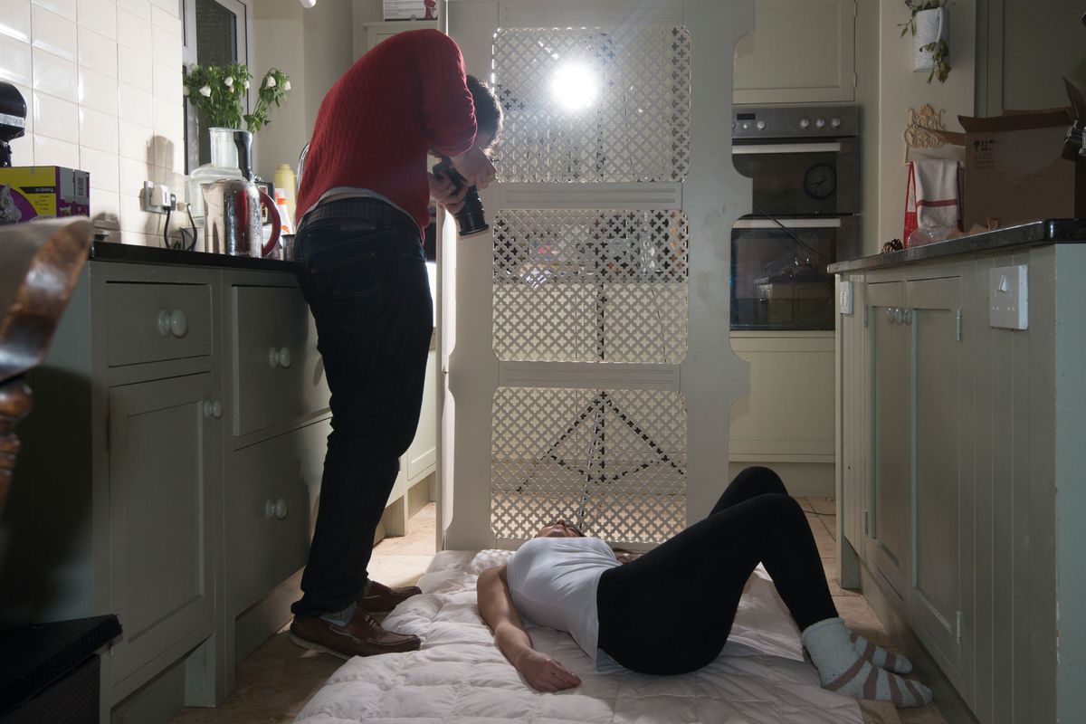 Gobo lighting: tips for dramatic portraits and film noir photography ...