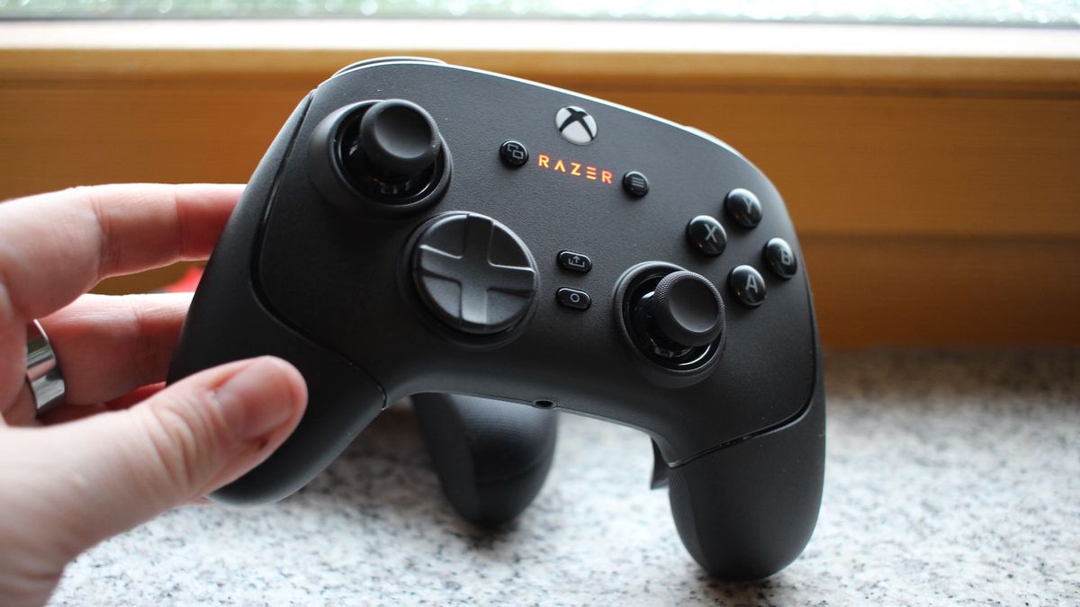 Razer Wolverine V3 Pro vs. Xbox Elite Wireless Controller Series 2 ...