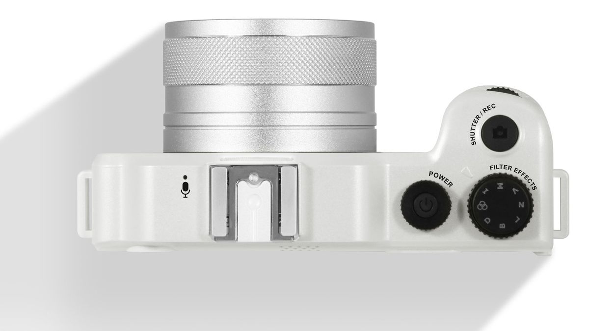 Minolta's cheap compact camera is a cheeky Hasselblad lookalike ...
