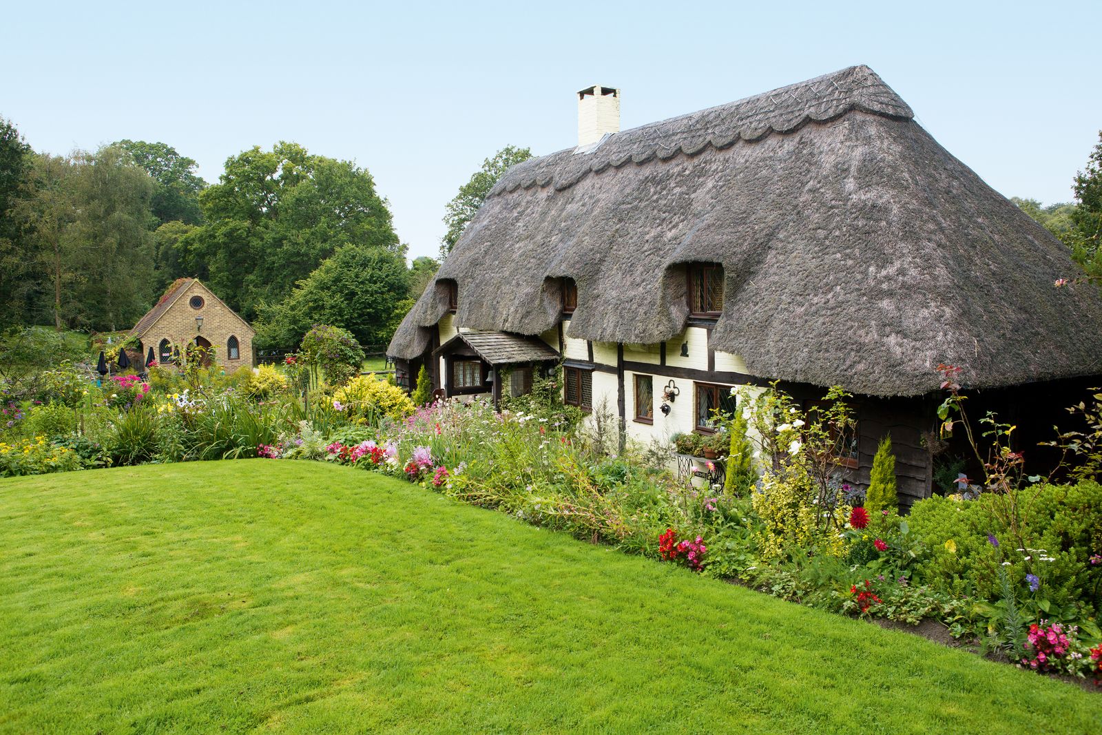 Real garden: 17th century thatched cottage garden | Real Homes