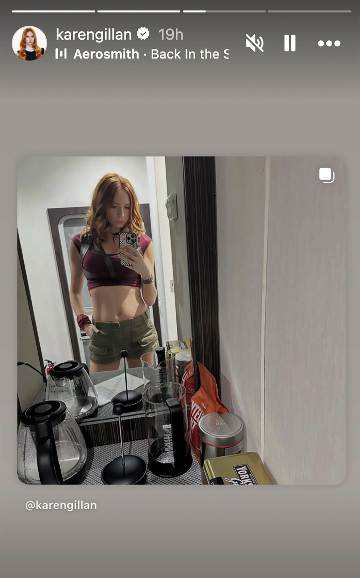 Karen Gillan Back In The Crop Top And Shorts For Jumanji 4 Is ...