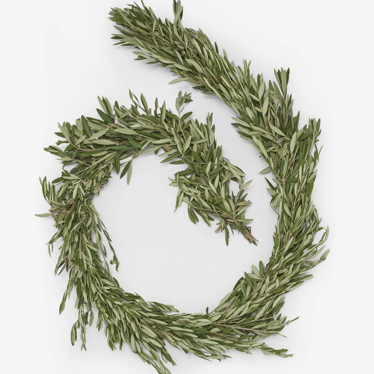 How to Keep Live Garlands From Drying Out | Livingetc