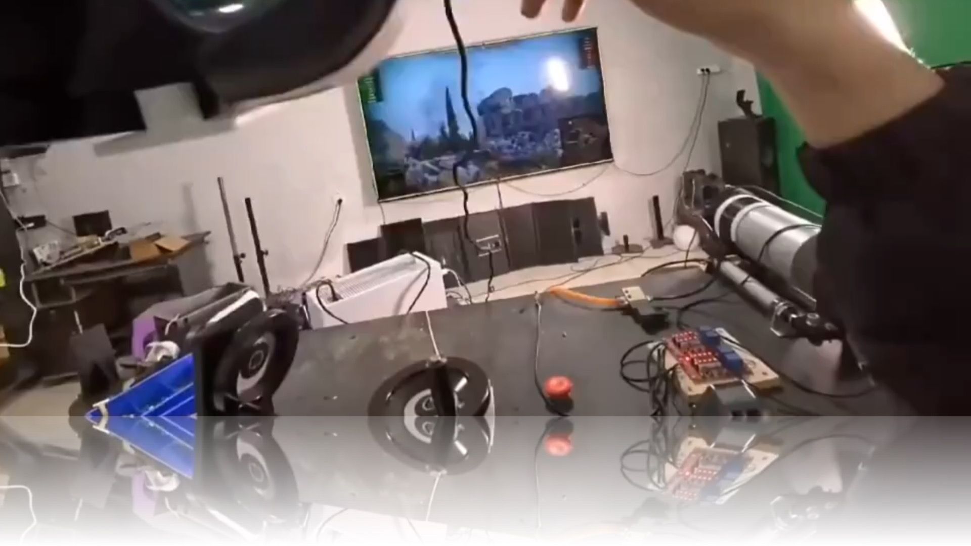 Watch three-person tank crew battle in World of Tanks — driver, spotter ...