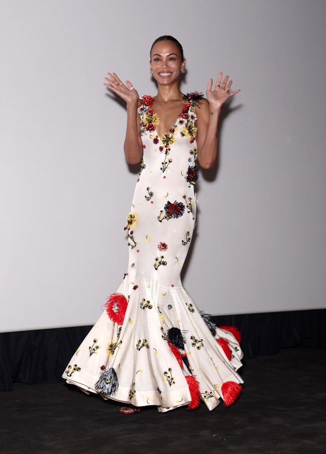 Zoe Saldañas 3D Floral Dress Is Truly The Perfect Way To Celebrate ...