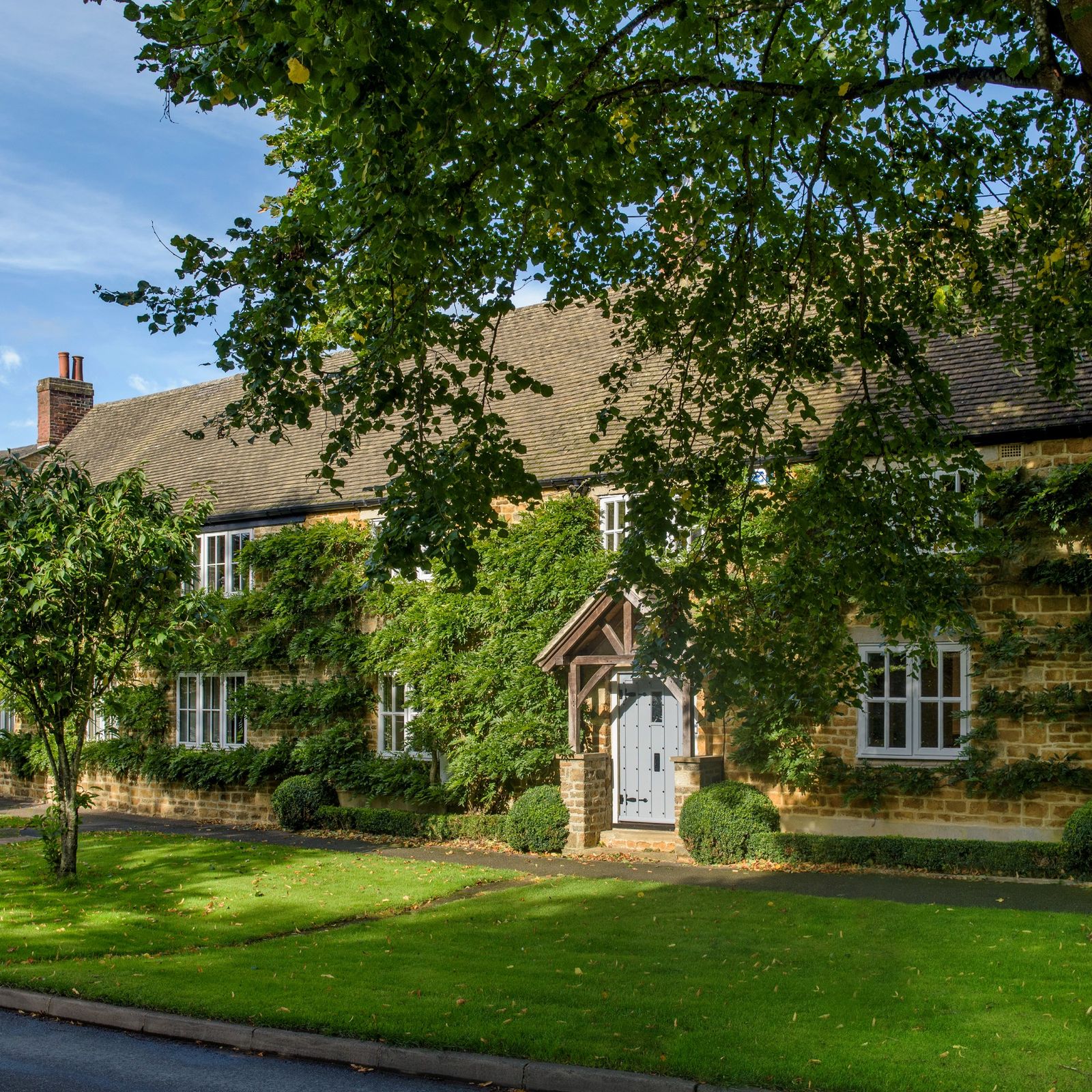 When to scarify a lawn for thick, healthy grass | Ideal Home