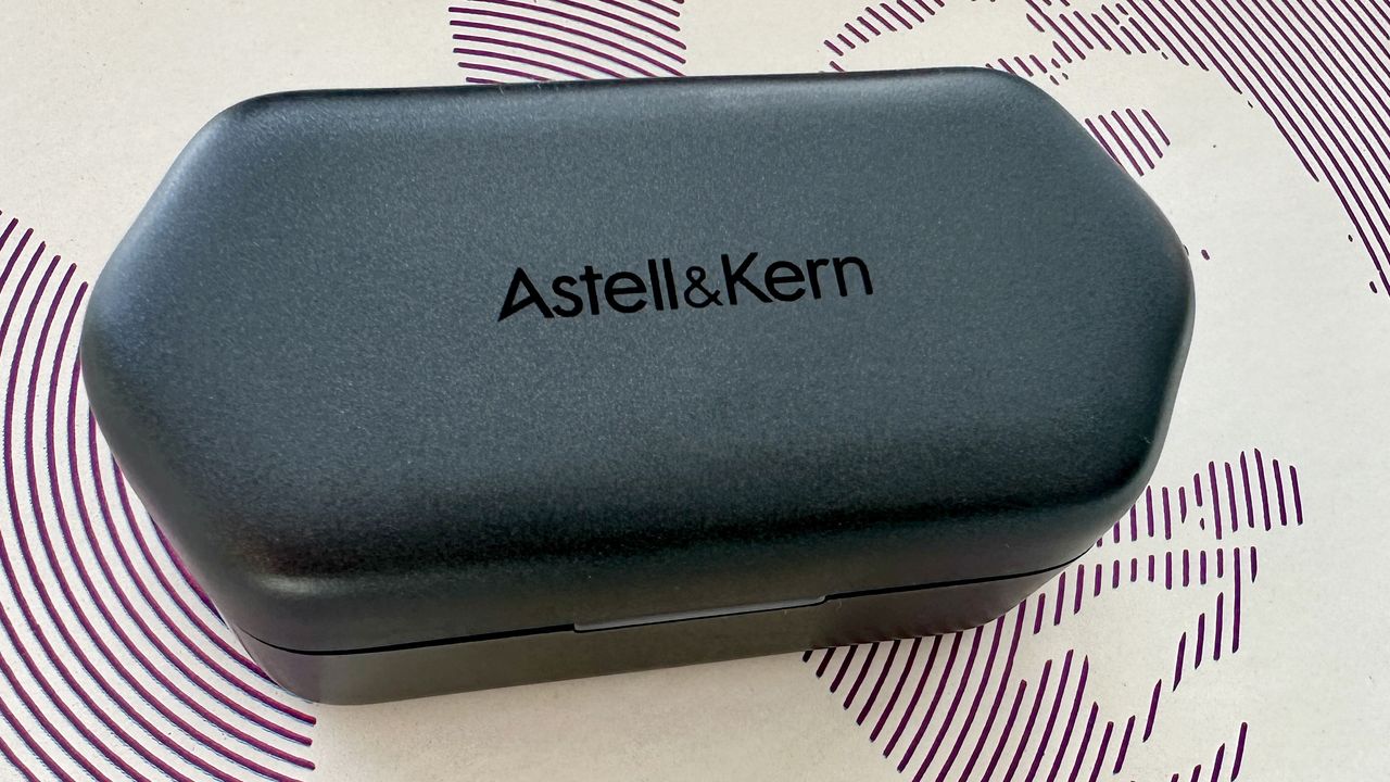 Astell & Kern UW100 MKII review: insightful sound, cumbersome design | T3