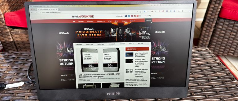 Philips 16B1P3300/27 Portable Monitor Review: Back to Basics | Tom's ...