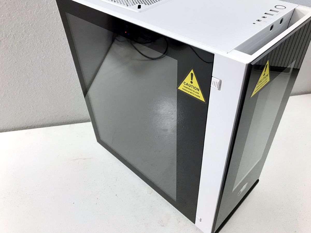 iBUYPOWER Snowblind Review: Translucent Screen on the Side | Tom's Hardware