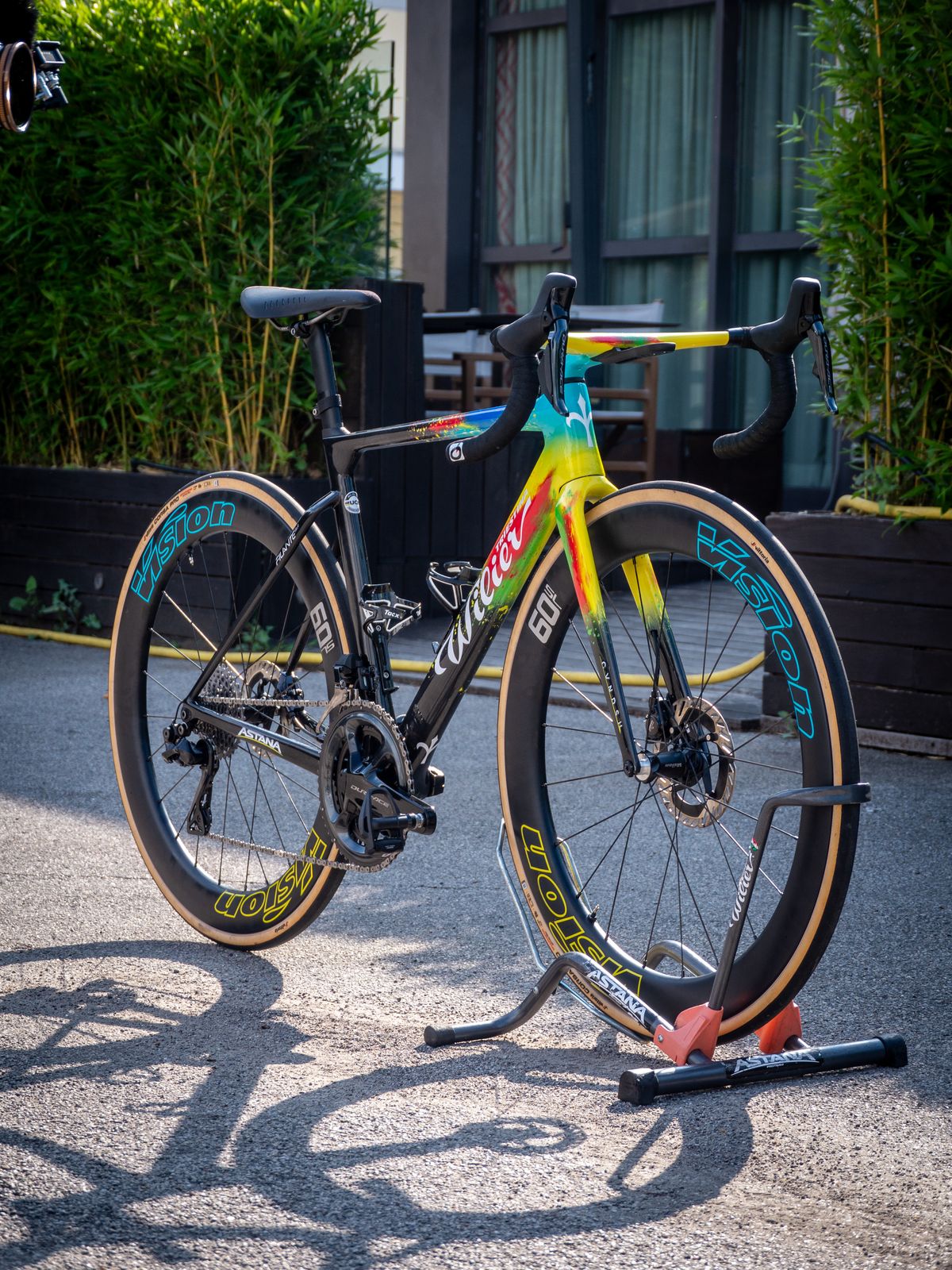 Up close and personal with Mark Cavendish's record breaking custom ...