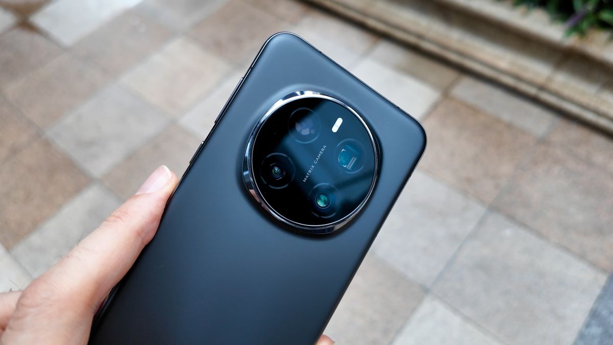 Honor Magic 7 Pro launches with 200MP AI zoom and giant battery – we go ...