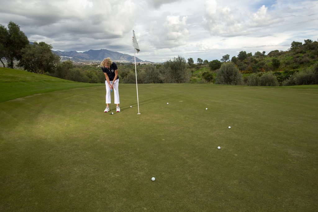 Golf putting tips and drills demonstrated by experts | Golf Monthly