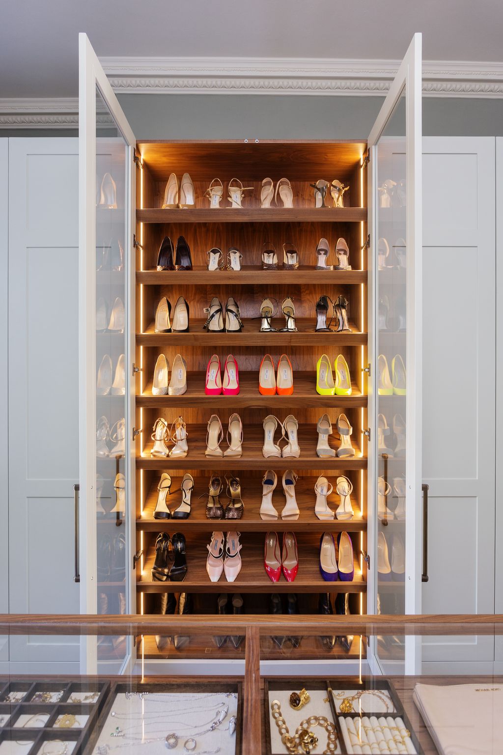 How to maintain a color-organized closet | Homes and Gardens