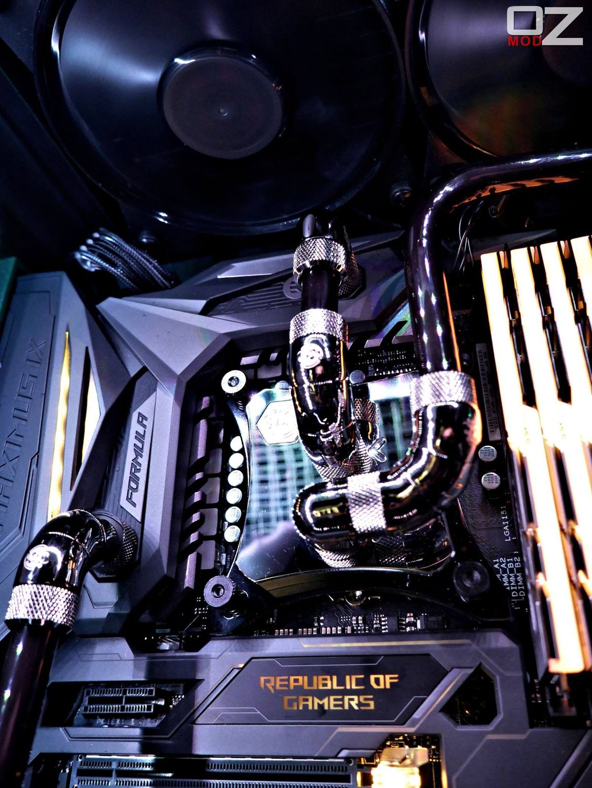 This case mod is built inside the gaping chest cavity of Master Chief ...