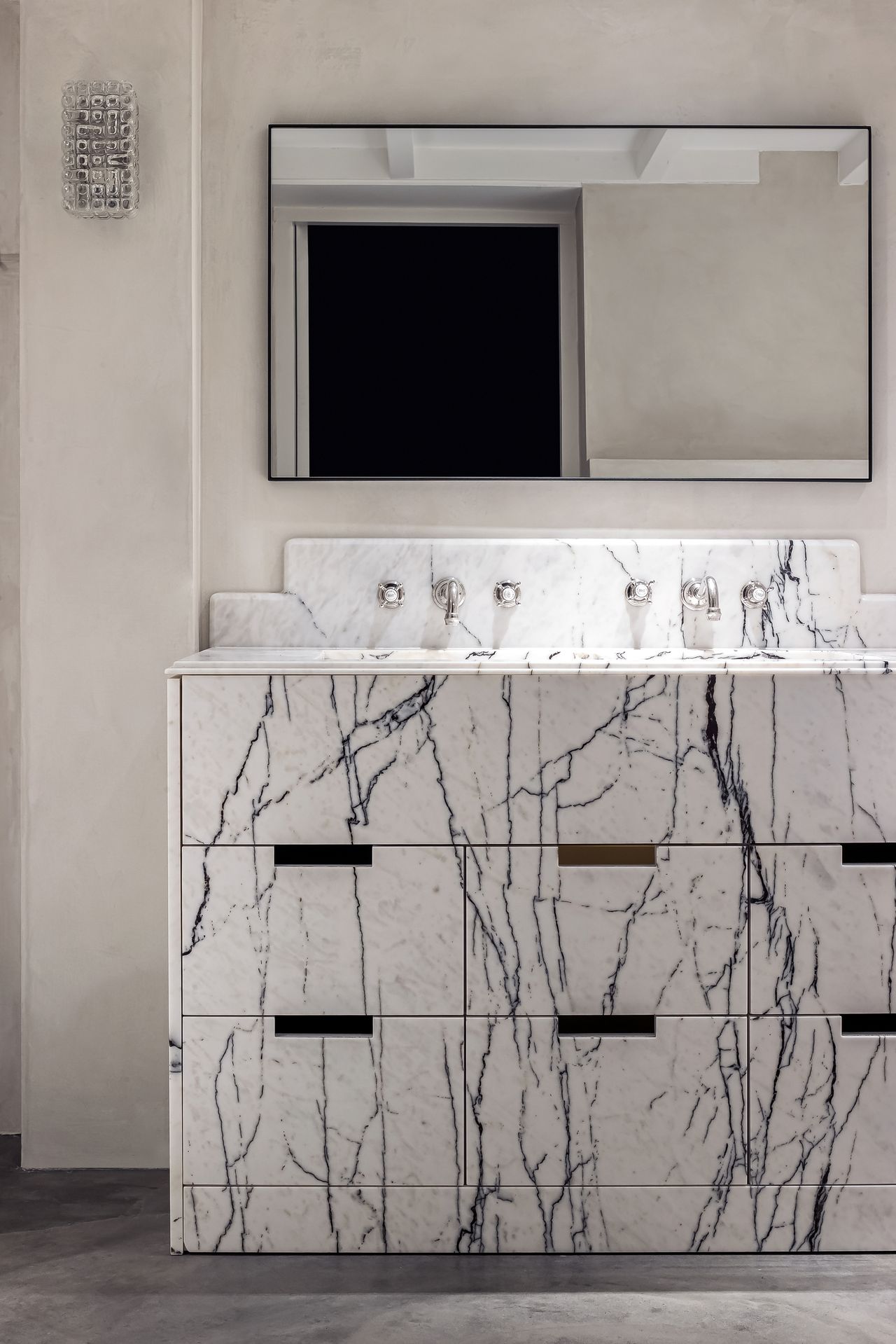 7 layout ideas to try for awkwardly shaped bathroom | Livingetc