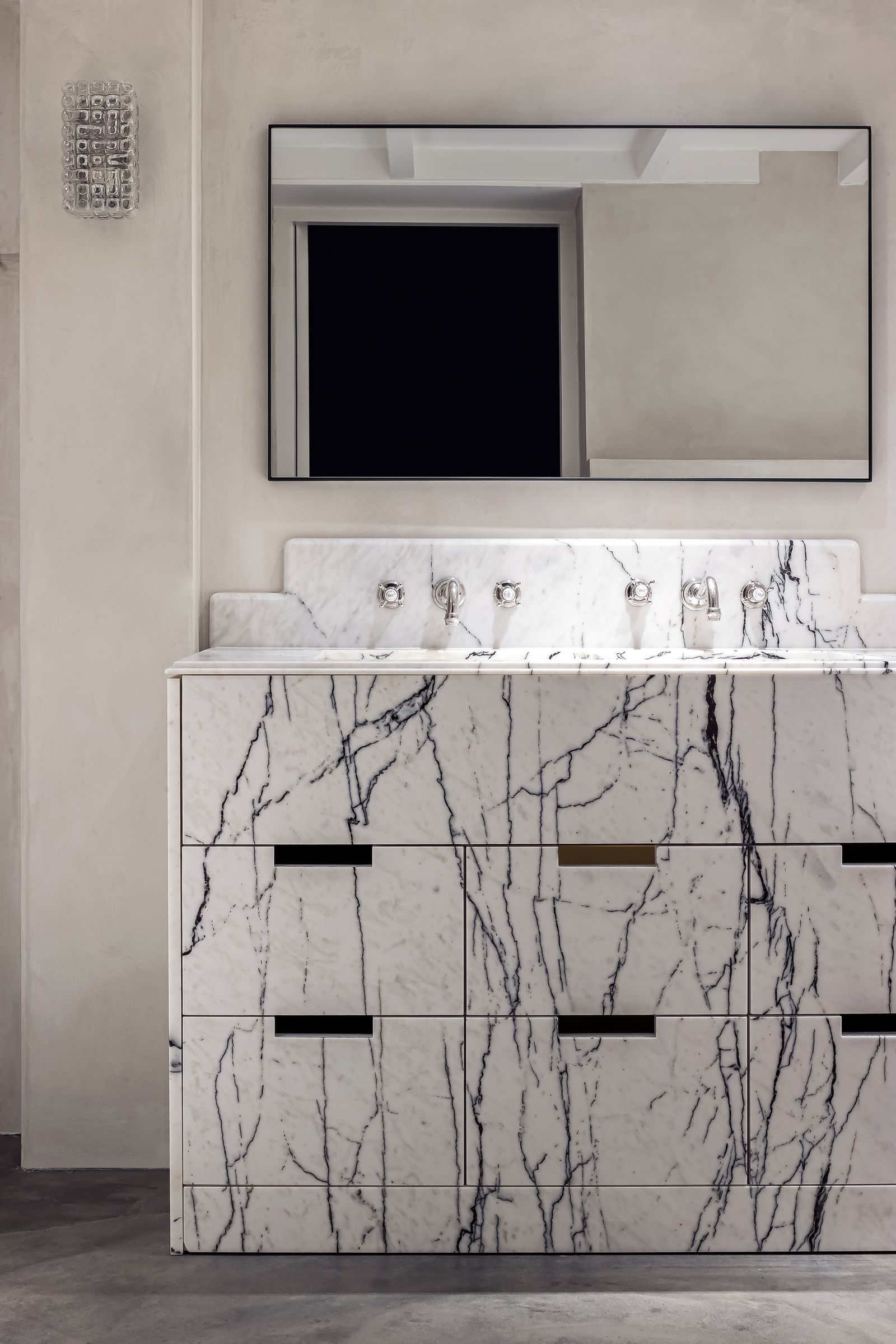 7 layout ideas to try for awkwardly shaped bathroom | Livingetc