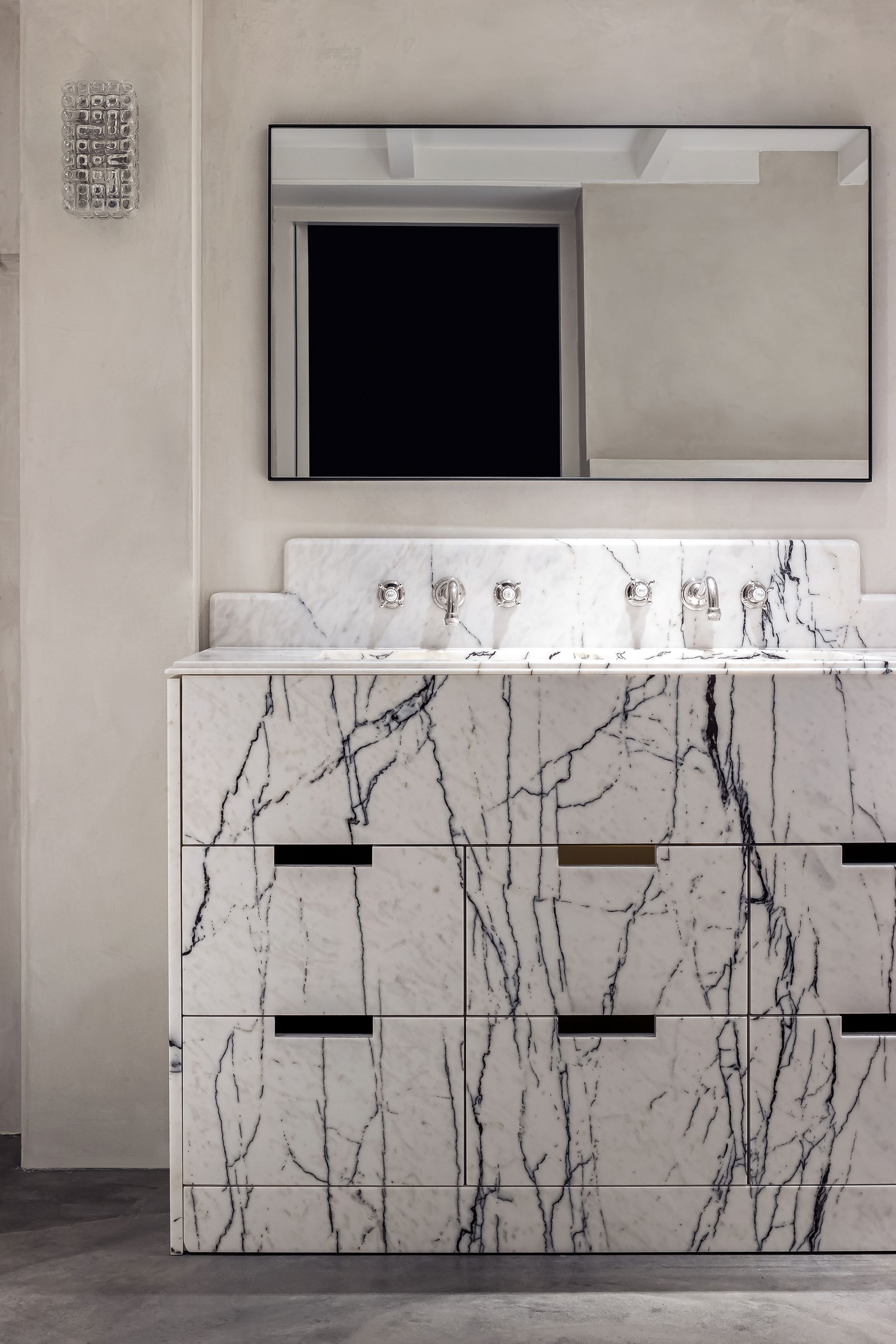7 layout ideas to try for awkwardly shaped bathroom | Livingetc