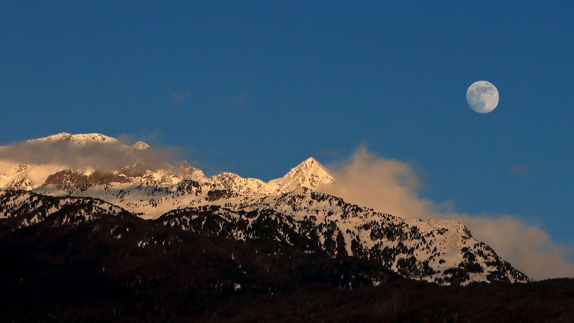 February's full moon dazzles skywatchers worldwide with a glistening ...