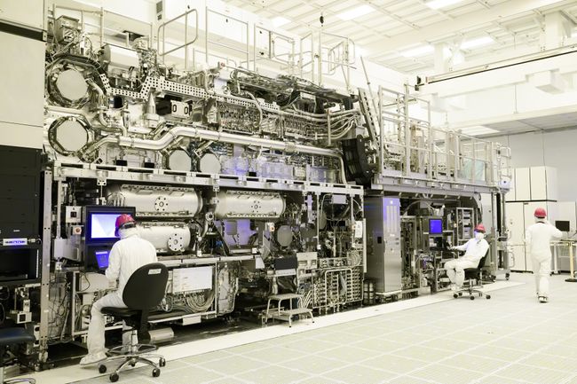 Intel completes assembly of first commercial High-NA EUV chipmaking ...