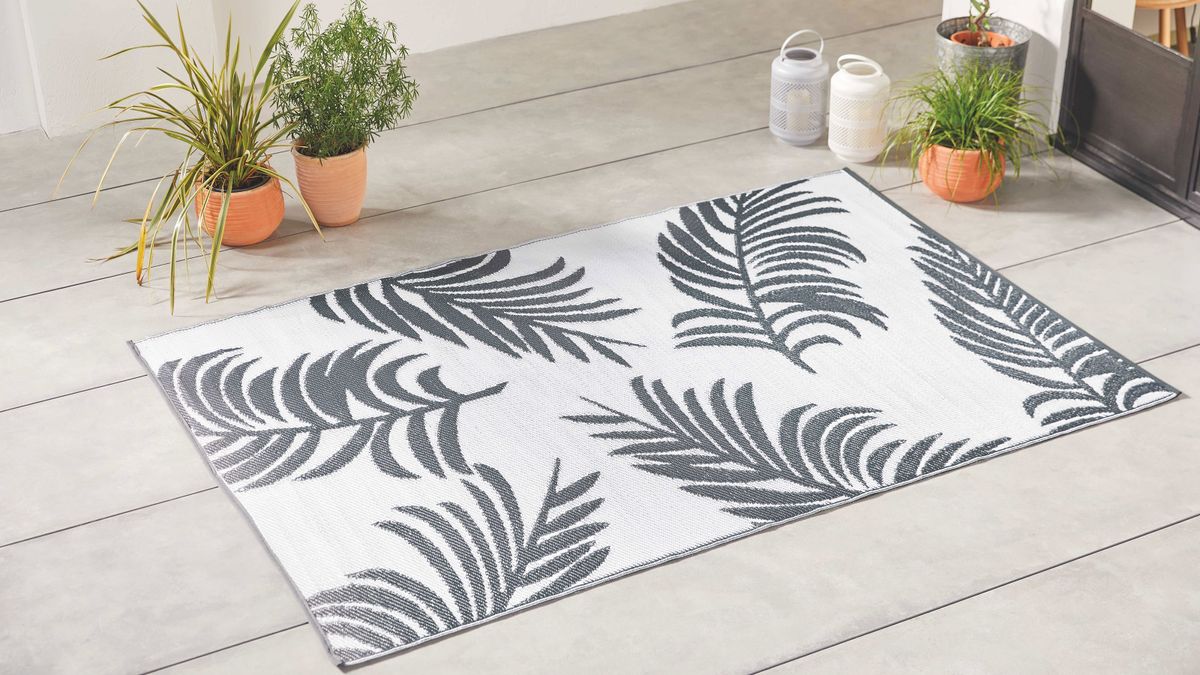 Aldi's new outdoor rugs are perfect for updating your decking this ...