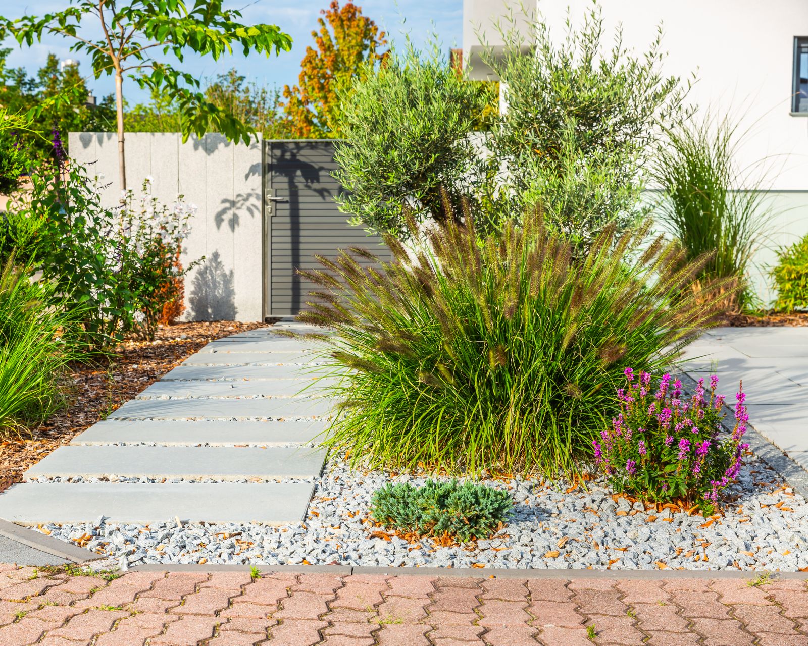 Low-Maintenance Front Yard Landscaping For Lazy Gardeners | Gardening ...
