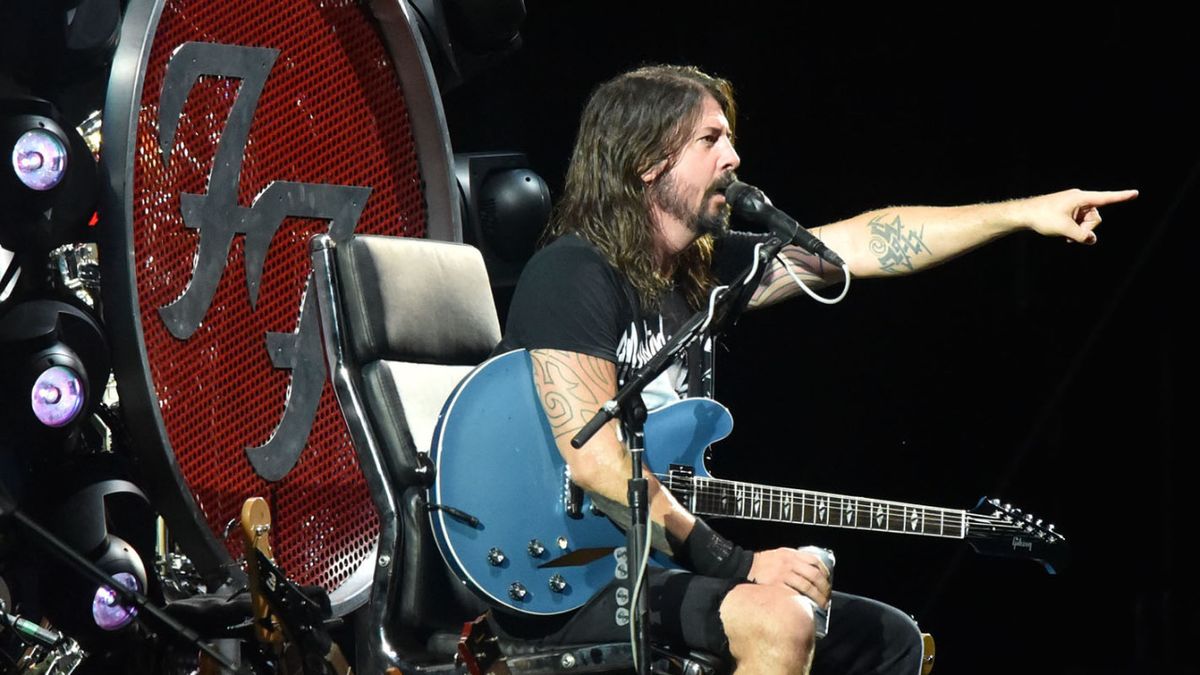Foos perform for viral video fans | Louder