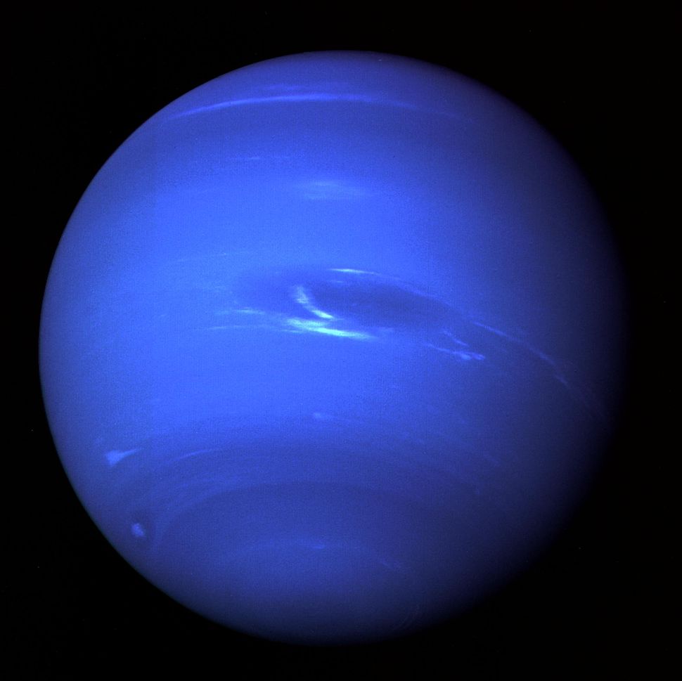 Neptune's Strange Magnetic Field Stretches Arms in New Model (Video ...