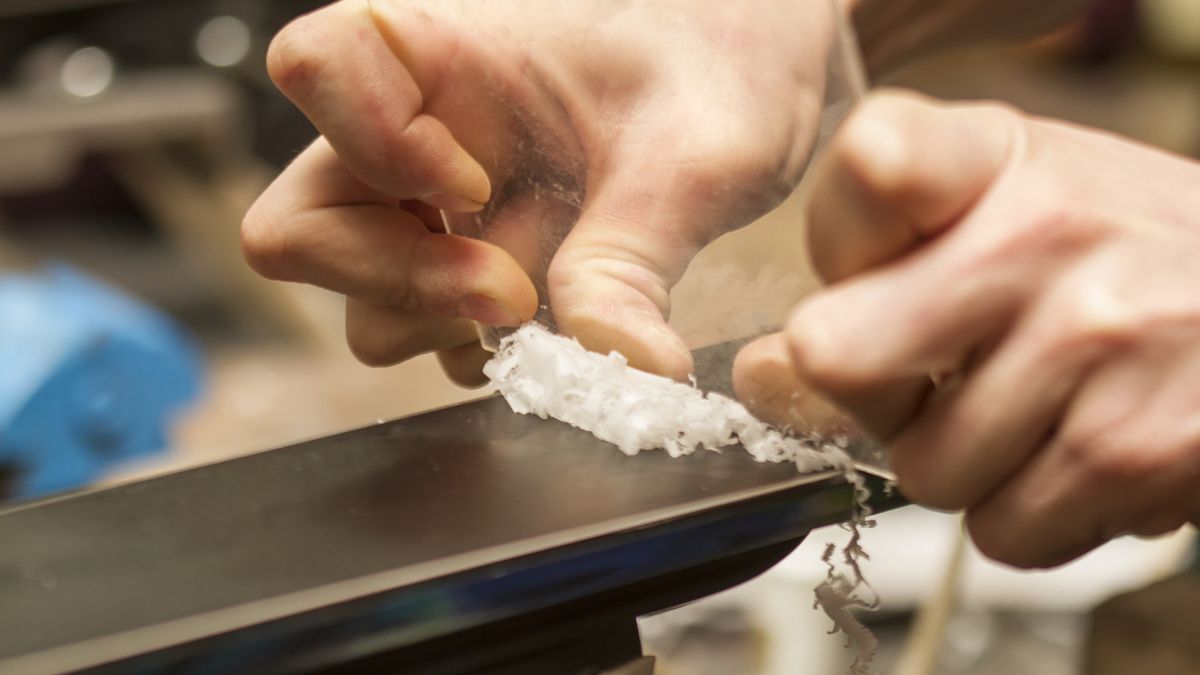 How to wax skis for faster, smoother turns | Advnture