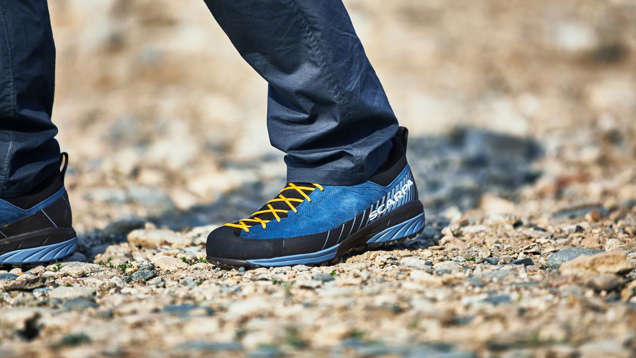 What are approach shoes? And how are they different from walking shoes ...