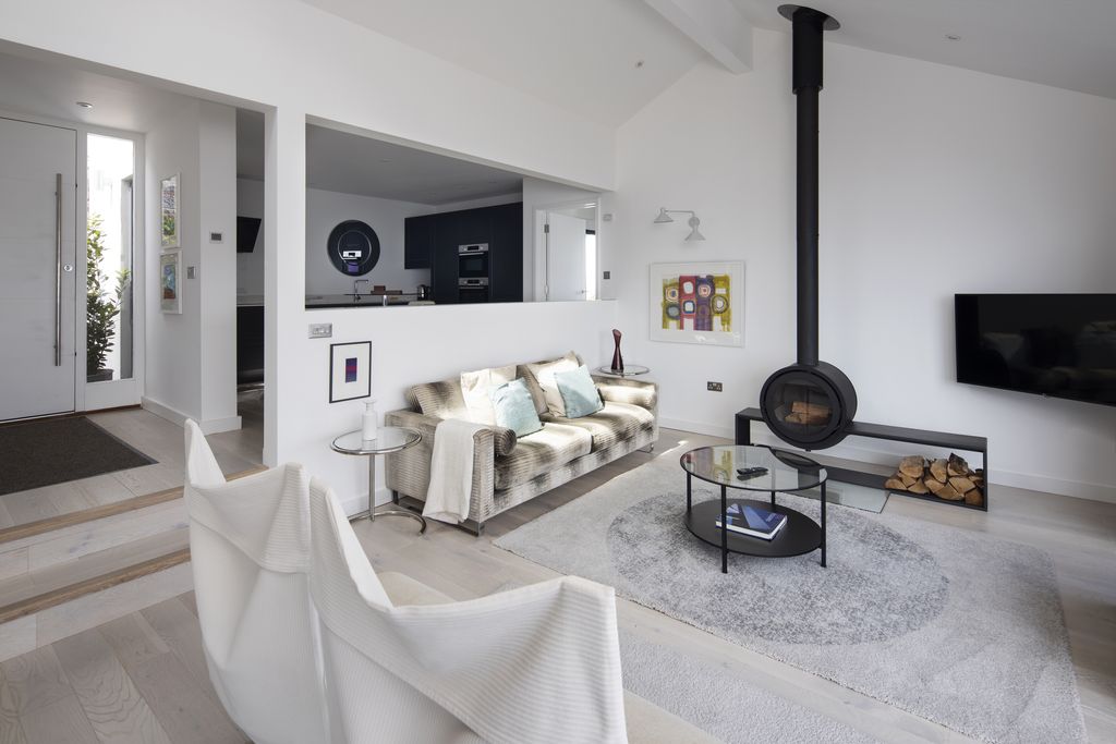 Log Store Ideas: Creative Storage for Your Home and Garden | Homebuilding