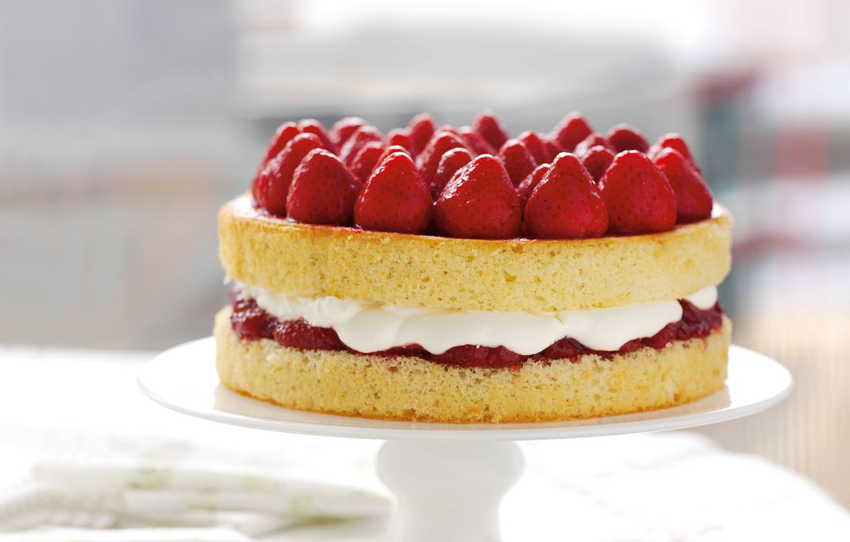 Genoese sponge with strawberries and cream | Baking Recipes | GoodtoKnow