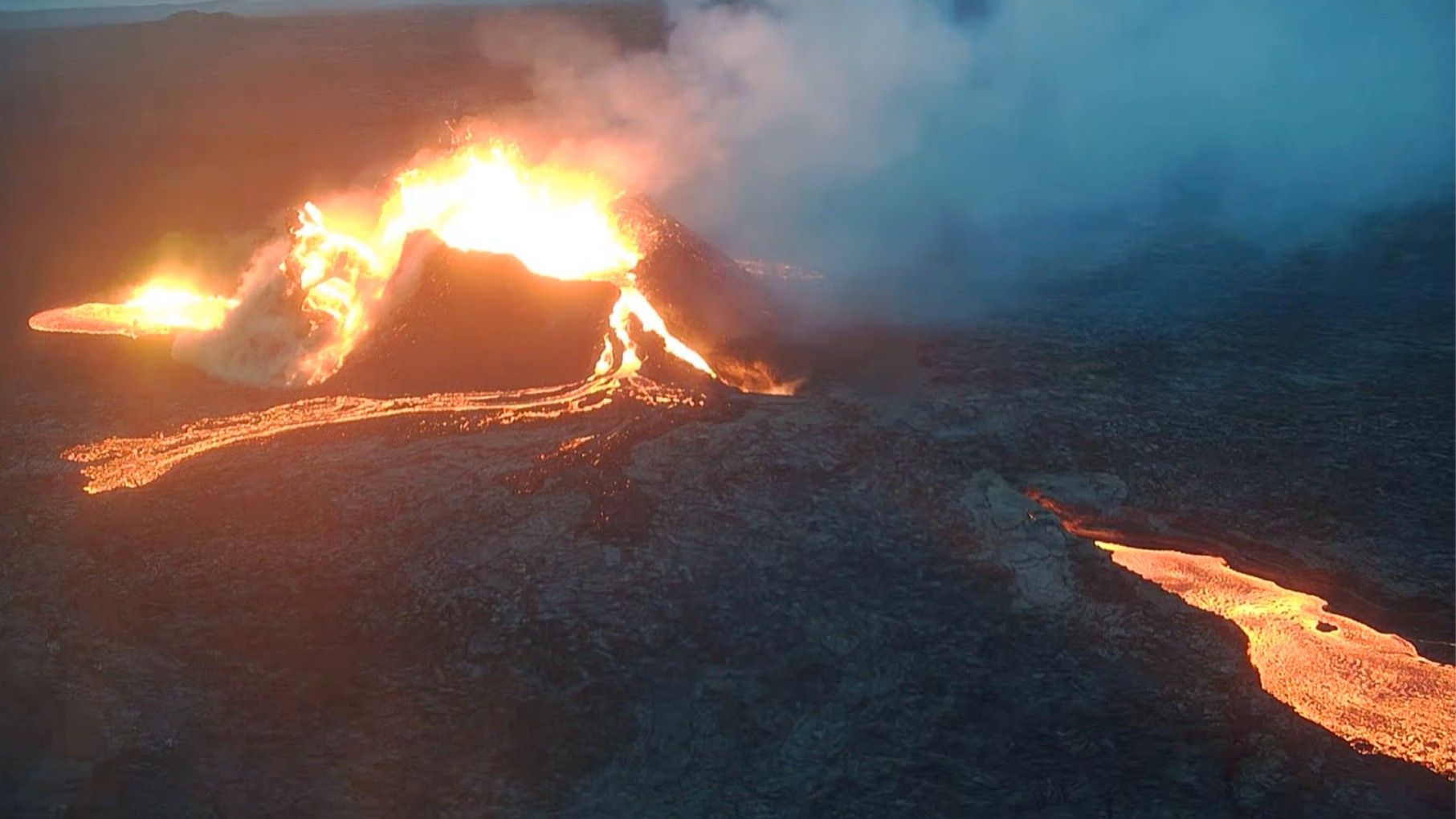 Watch as crater collapses in Iceland's new volcano, spewing rivers of ...