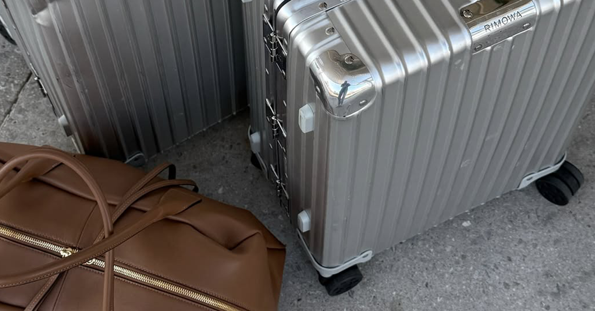 13 Essentials a Travel Writer Packs for Long-Haul Flights | Who What Wear