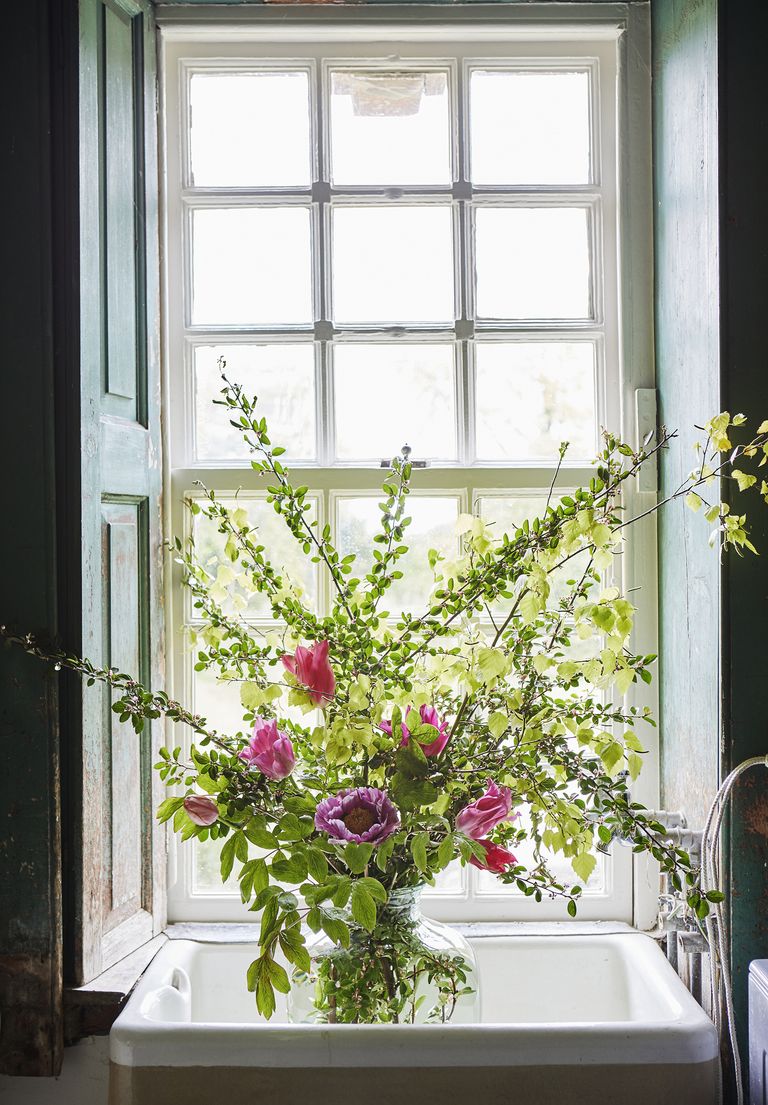 How to keep flowers fresh in a vase – 7 tips to remember | Homes and ...