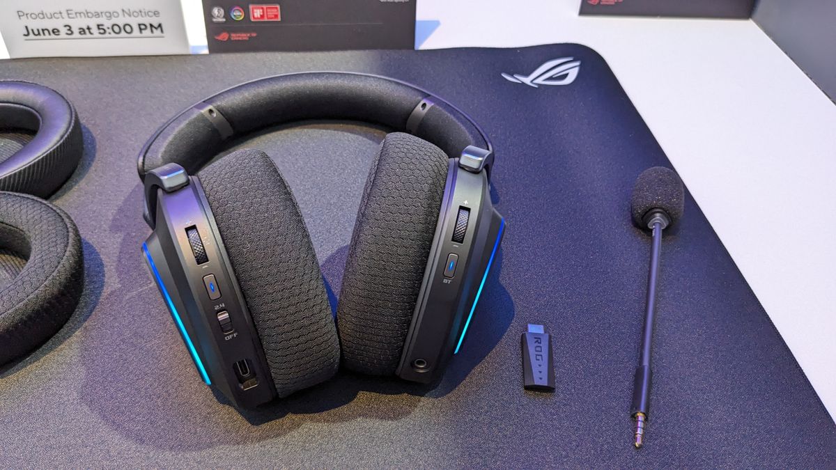 Asus's Azoth Extreme keyboard has a switch that changes its typing feel ...