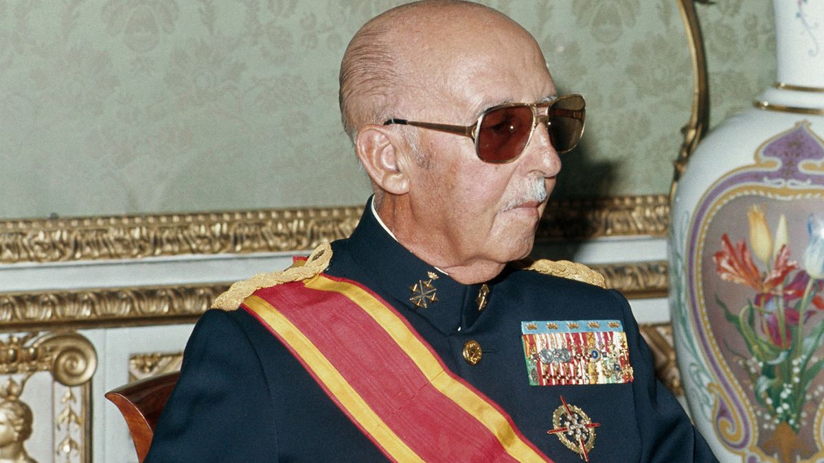 30 October 1975: Spanish dictator General Franco cedes power to King ...