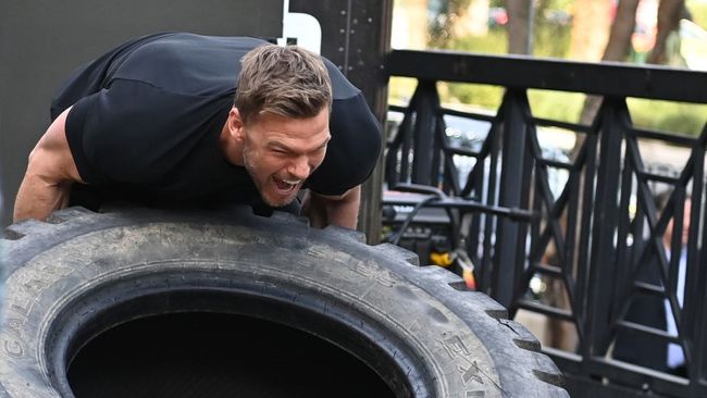 Alan Ritchson packed on 30 pounds of muscle to play Reacher — here’s ...