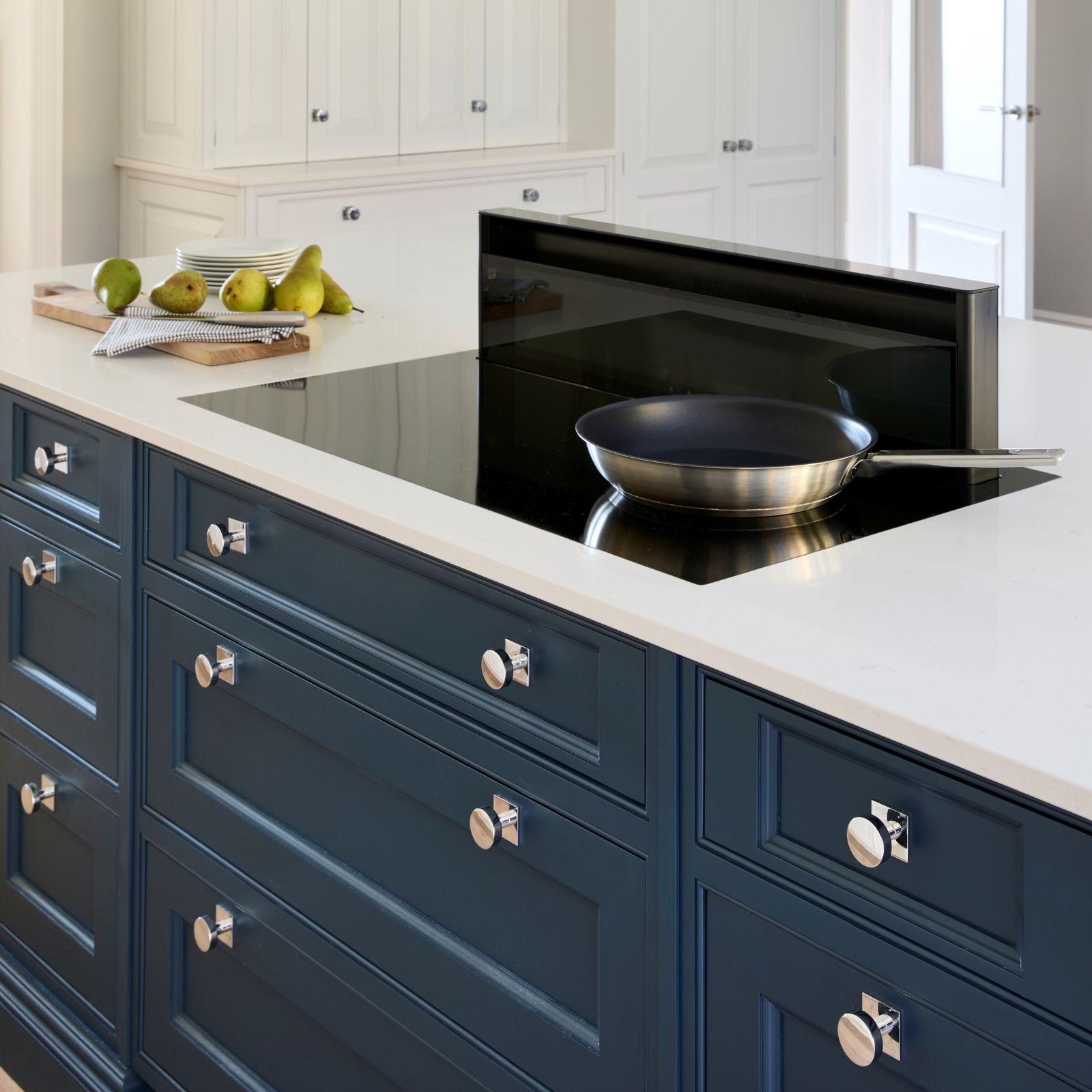 Should I use knobs or handles on kitchen cabinets? | Ideal Home