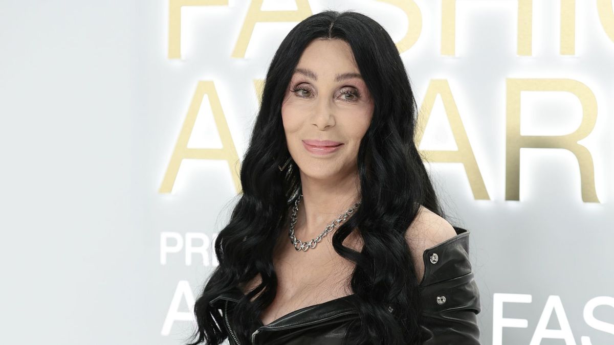 Cher brings her bedroom to life with this trending feature | Homes and ...