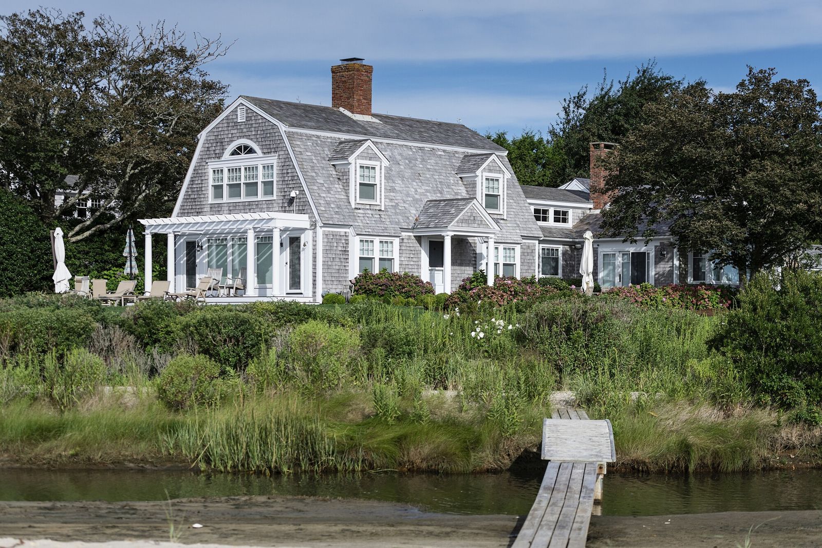 Cape Cod House Style, Explained by a New England Architect | Livingetc