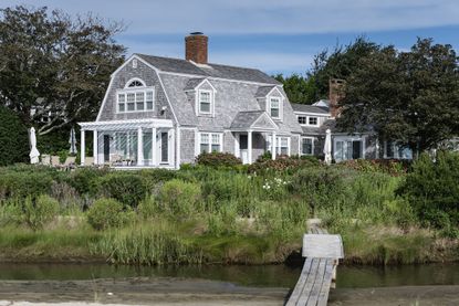 Cape Cod House Style, Explained by a New England Architect | Livingetc