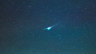 Optical illusion gives rare green comet an ‘anti-tail’ that seemingly defies physics | Live Science