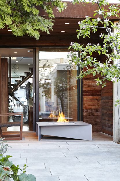 10 stylish deck ideas with fire pits to extend those long summer ...