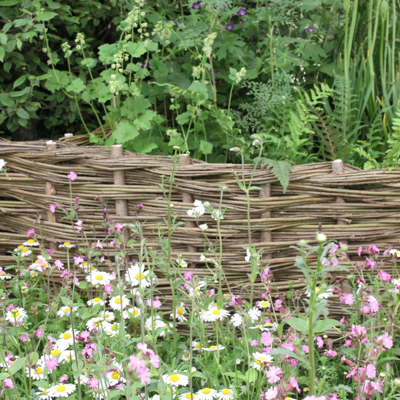 9 small garden fence ideas - the best colours and materials | Ideal Home