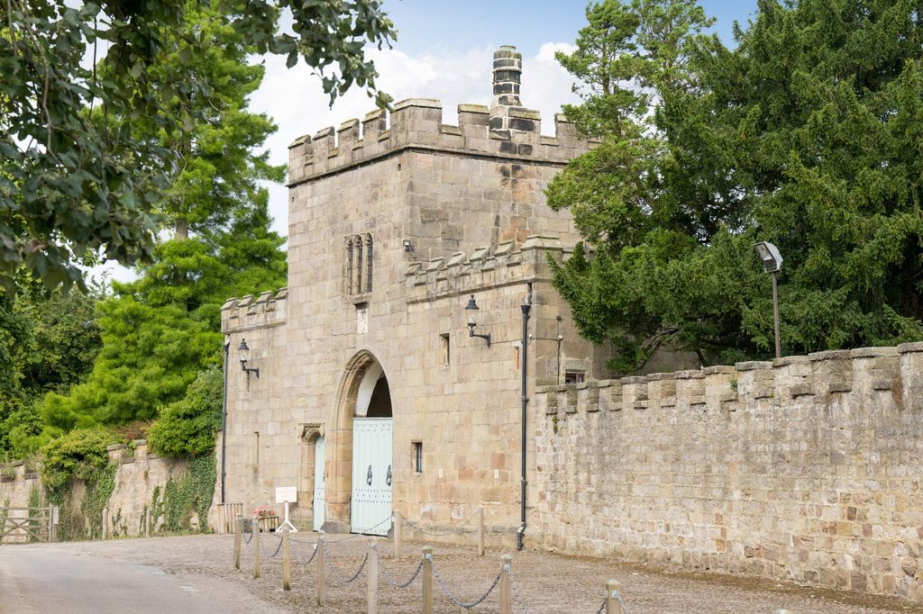 A £21 million castle that's come up for sale for the first time in 700 ...