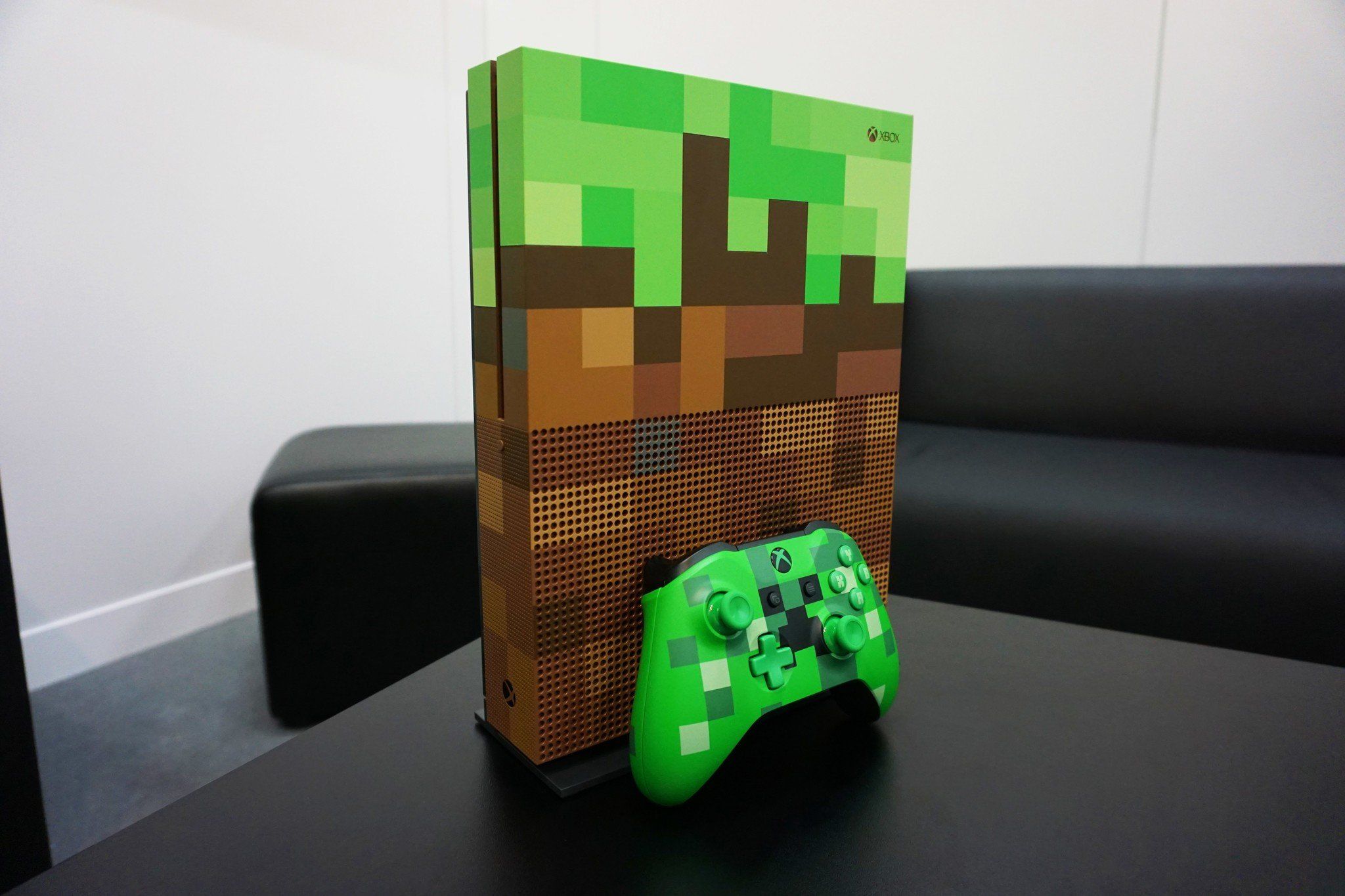 Hands-on with the Minecraft Xbox One S Limited Edition Bundle | Windows ...