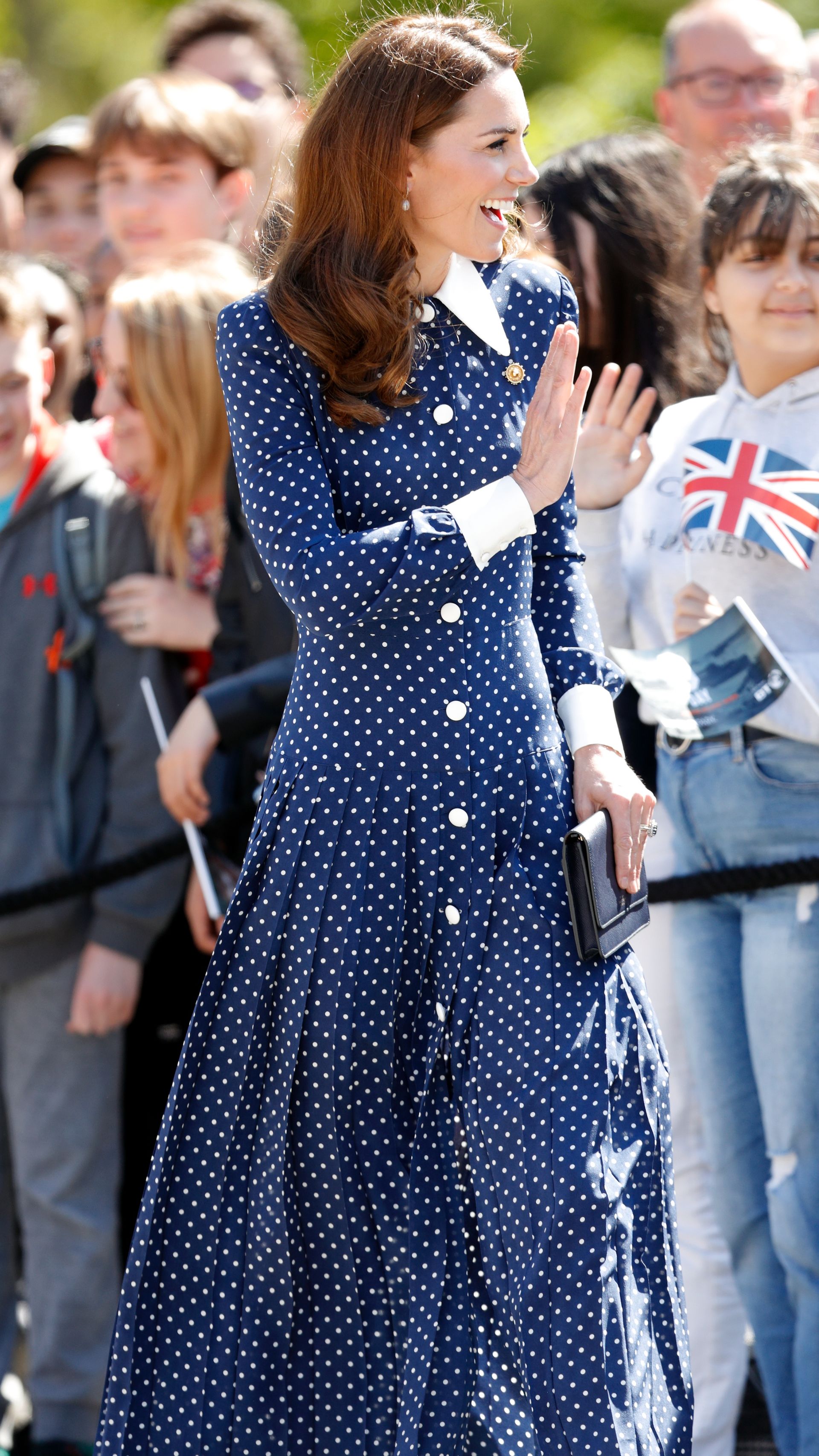 我们发现了凯特·米德尔顿（Kate Middleton）的亚历山德拉（Alessandra Rich Polka Dot）连衣裙的两个惊人的 ...