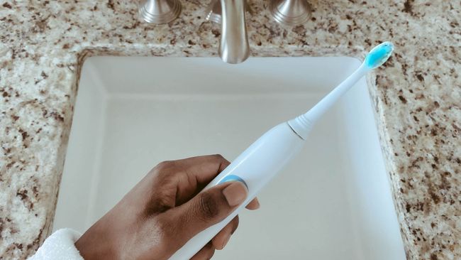 How to use an electric toothbrush | Live Science