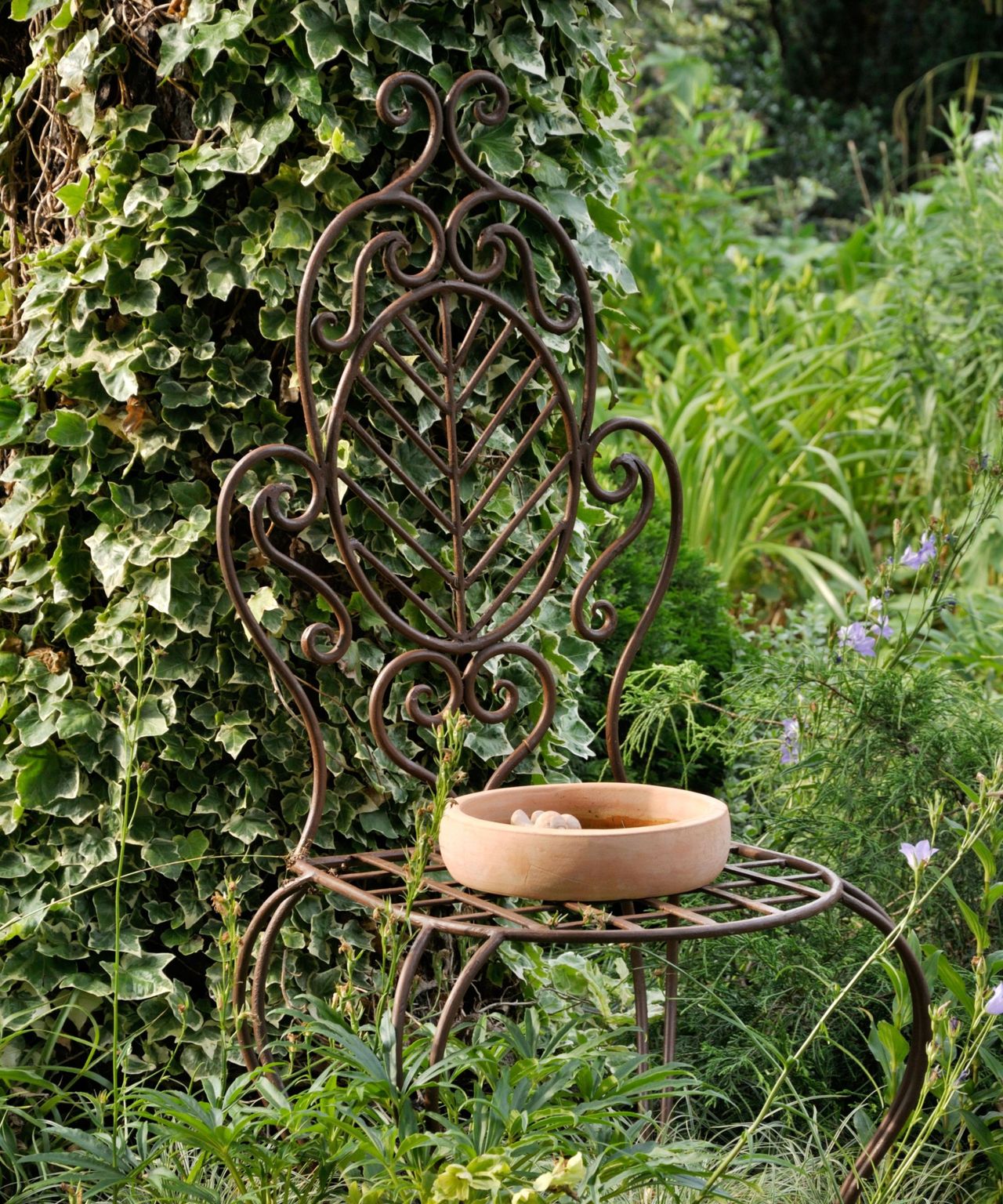How to remove rust from metal garden furniture: pro tips | Homes and ...